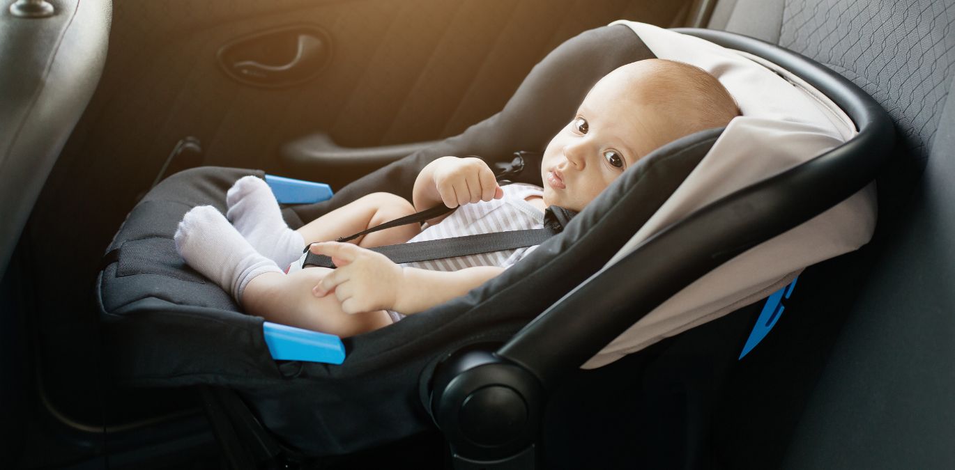 Como prender o bebê conforto no carro? Confira o guia completo